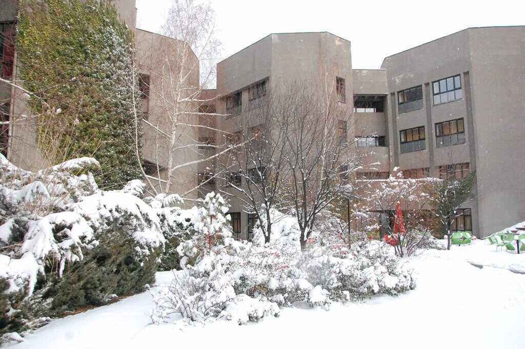 Heat Challenges Chicagoan's Face in the Winter